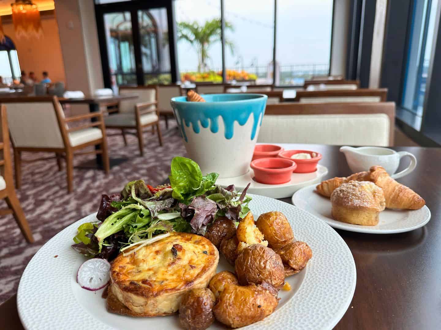 5 Reasons We LOVE the Disney Character Breakfast at Topolino's Terrace